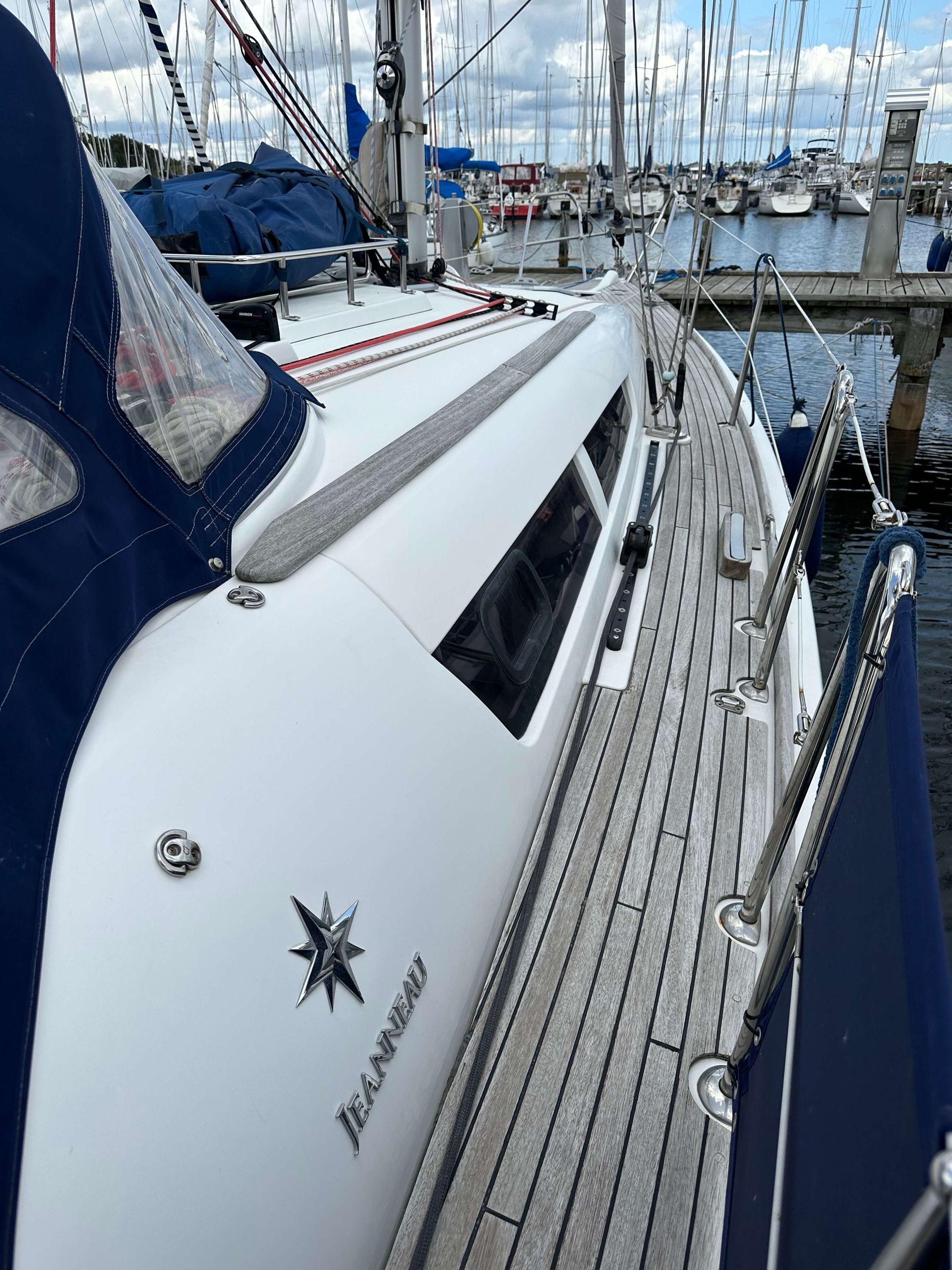 Jeanneau 36i - YachtBroker